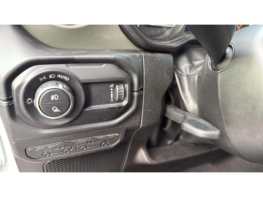 2024 Jeep Gladiator pre-owned for sale in Gatineau, starting at $59,995